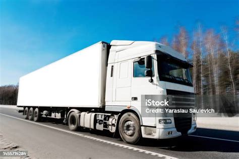 고속도로에서 운전하는 긴 빈 흰색 트레일러가 있는 배달 화물 트럭 트럭에 대한 스톡 사진 및 기타 이미지 트럭 실물 모형