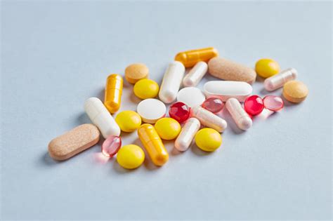 밝은 종이 배경에 멀티 컬러 비타민과 보충제 건강 한 규정식 보충 교재에 대 한 개념 공간을 복사합니다 0명에 대한 스톡 사진 및 기타 이미지 Istock