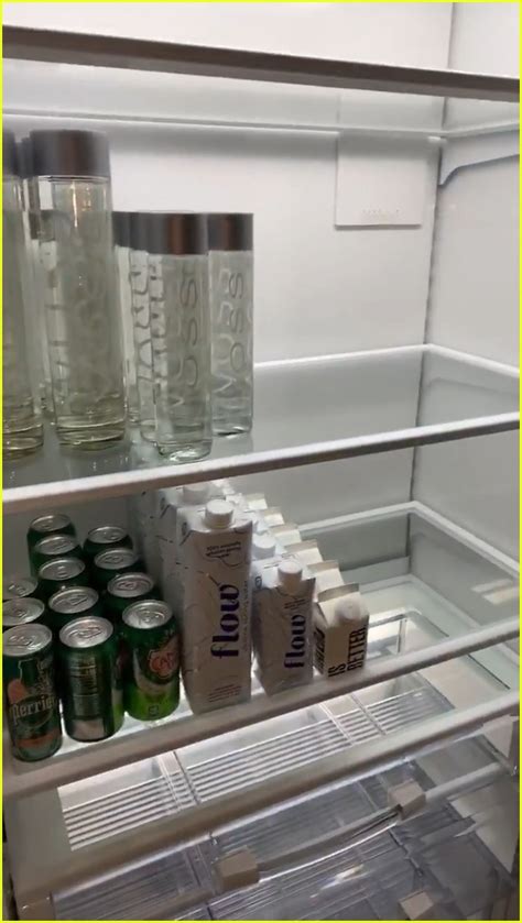 Photo Kim Kardashian Gives Fans Tour Fridge Kitchen 16 Photo 4412977