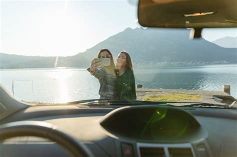 셀 카를 복용 하는 행복 한 청 녀 호수 근처에 주차 된 자동차 20 29세에 대한 스톡 사진 및 기타 이미지 20 29세 2명 교통수단 Istock
