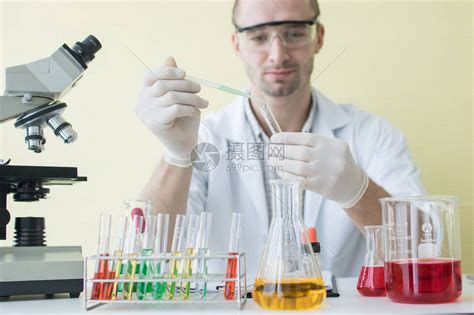 科学家在科学圈高清图片下载 正版图片504109336 摄图网