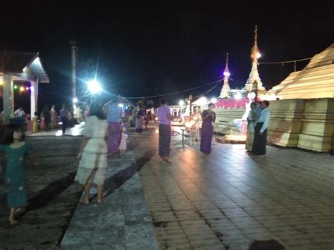 ၁၃၈၅ ခုနှစ် တပေါင်းလပြည့်နေ့တွင် ပလောက်မြို့ လာဘမာရ်အောင်သုခအေးစေတီတော်၌ ဘုရားဖူးပြည်သူများဖြင့