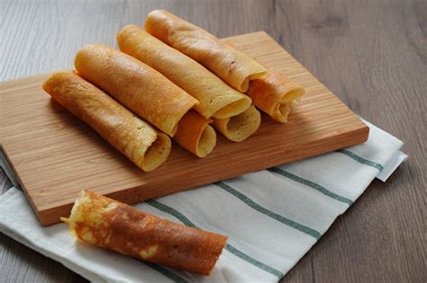 나무 테이블에 흰색과 녹색 줄무늬 천에 배치 대나무 도마에 채워진 팬케이크 롤 모듬 맛 굴리기에 대한 스톡 사진 및 기타 이미지