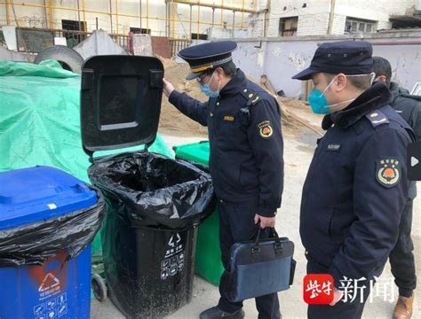 南京鼓楼城管开展建筑工地生活垃圾分类专项执法检查 情况 进行了 执法人员