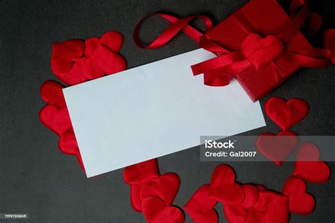 발렌타인 데이 사랑의 선언 빨간 하트가 있는 흰색 봉투 발렌타인 어두운 회색 배경에 빨간 상자에 선물 데이트에 대한 스톡 사진 및 기타 이미지 Istock