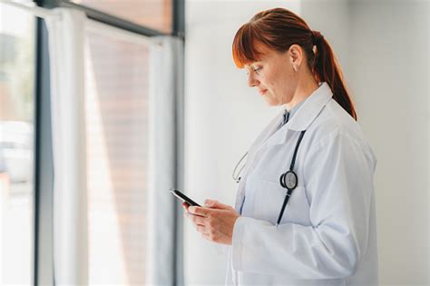 의료 원격 의료 및 병원에서 전화로 문자 메시지 온라인 앱에서 일정 및 환자 약속 확인 여성 건강 전문가 컨설팅 건강 유지를위한 조언 및 팁 공유 여자 의사에 대한 스톡