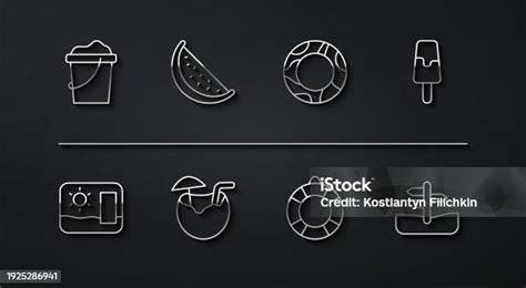 양동이에 모래 여행 엽서 아이스크림 구명 부표 코코넛 칵테일 수박 도로 교통 표지판 및 고무 수영 반지 아이콘을 설정합니다 벡터 검은색에 대한 스톡 벡터 아트 및 기타