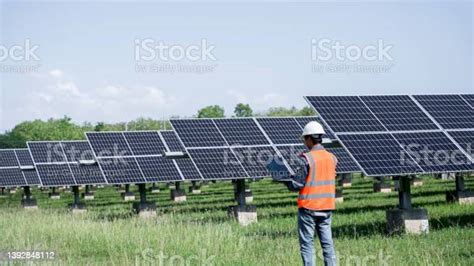 엔지니어와 태양 광 농장 시스템의 작동을 확인 세계의 에너지를 보존하는 대체 에너지 청정 에너지 생산을위한 태양광 모듈 아이디어 30 34세에 대한 스톡 사진 및 기타