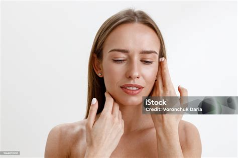 하얀 스튜디오 배경 위에 그녀의 완벽한 얼굴을 만지고 있는 웃는 여자 의료 루틴 개념 25 29세에 대한 스톡 사진 및 기타 이미지 25 29세 갈색 머리 감각 지각