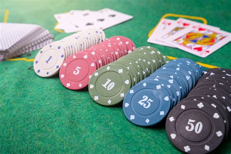 카지노 또는 도박 토큰 더미칩 포커 카드 블랙 잭 룰렛 과 같은 게임에 대한 돈이나 현금의 볼륨 힙 도박 클럽과 도박 나무 기둥에 대한 스톡 사진 및 기타 이미지 Istock