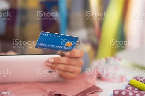 대한 여자 클로즈업 맞춤 제작 온라인 쇼핑 태블릿 Pc 신용 카드에 대한 스톡 사진 및 기타 이미지 신용 카드 청년 성인 공예 Istock
