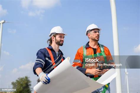 엔지니어는 자신 있게 작업합니다 노동자 야외 작업 메가 프로젝트 건설 풍차에 대한 스톡 사진 및 기타 이미지 풍차 2명 개발 Istock