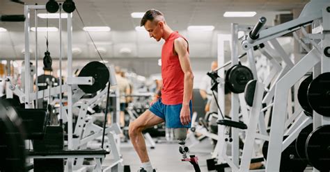 체육관에서 의족을 착용한 남자 사진 Unsplash의 수족 이미지