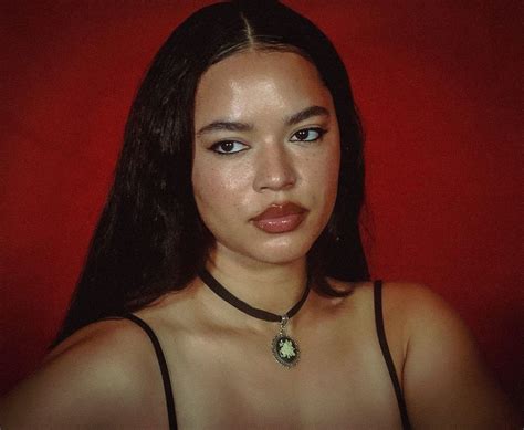 Picture Of Azia Dinea Hale
