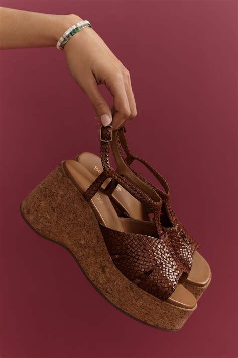 세이셸 놀리아 코르크 웨지 샌들 앤트로폴로지 한국 공식 스토어 유니크한 여성 패션 및 라이프스타일 편집샵 200개이상의 프리미엄 브랜드 여성 의류 액세서리 홈