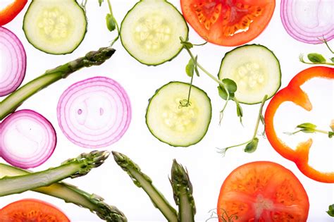 토마토 슬라이스 양파 오이 아스파라거스 마이크로 그린 후추 플랫 러지로 만든 창조적 인 레이아웃 패턴 식품 개념 흰색 배경에