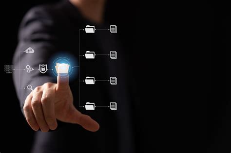 비즈니스 분석 및 데이터 관리 시스템에서 컴퓨터로 작업하는 분석가는 데이터베이스에 연결된 Kpi 및 메트릭으로 보고서를 작성합니다 재무 운영 영업 마케팅을위한 기업 전략