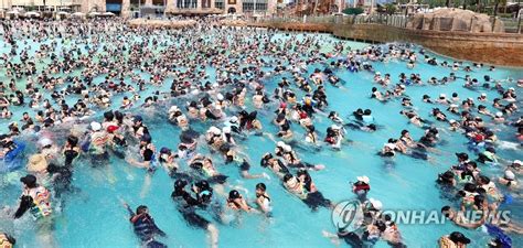 파도와 함께 연합뉴스