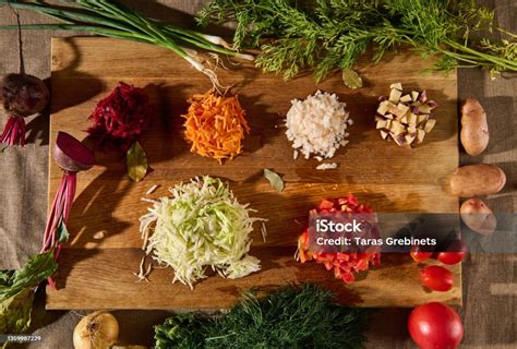 사탕무 당근 양파 토마토 감자 양배추 나무 도마에 신선한 녹색 젖은 딜 강판 원시 야채 전통적인 우크라이나 수프 보르슈트에 대 한 다진 재료의 플랫 레이 강판에 갈기에 대한
