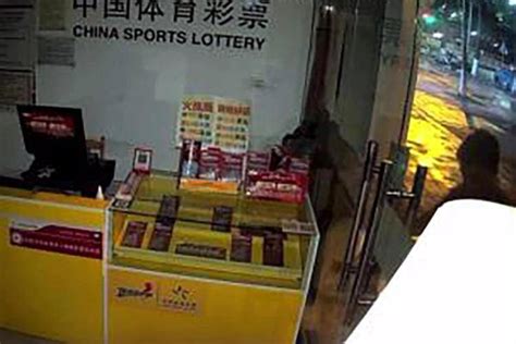 妄想一夜暴富，两男子深夜潜入彩票店盗走“刮刮乐”4本 已被采取刑事强制措施嫌疑人监控视频
