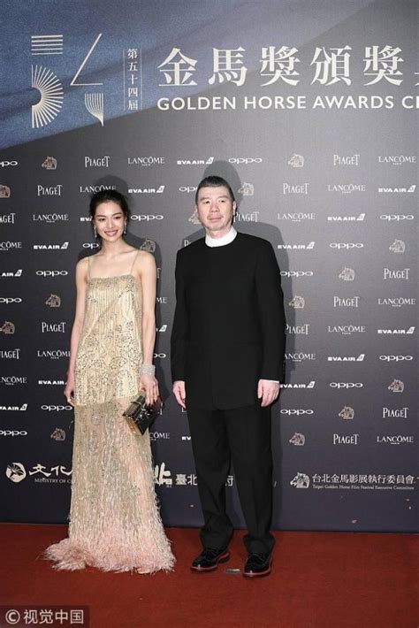 冯小刚携刚女郎钟楚曦黑白搭配 严肃亮相金马红毯 新闻频道 中国青年网