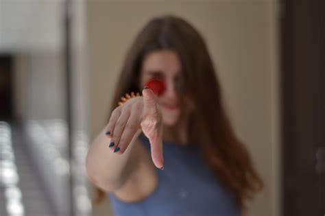 Создать мем девушка говорит по телефону фото человек девушка разговаривает по телефону