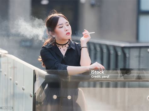 화창한 날에 야외 담배 흡연 검은 드레스에 아름 다운 중국 여자의 초상화 20 29세에 대한 스톡 사진 및 기타 이미지 20 29세 거리 검은색 Istock