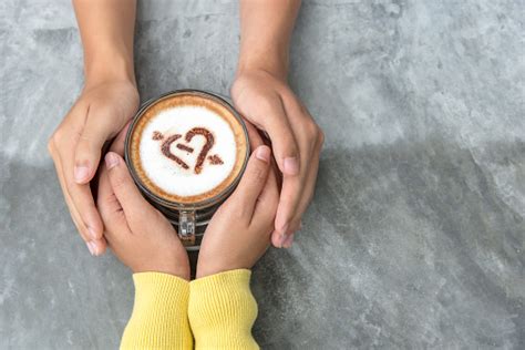 복사 공간 최고 볼 수 있습니다 테이블에 커피 사랑으로 손을 잡고 사랑에 커플 발렌타인과 라이프 스타일 개념 개념에 대한 스톡