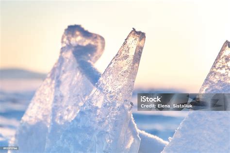 바이칼 호수에 허 얼음 투명 한 블루 얼음 Floes 석양입니다 겨울 시간 0명에 대한 스톡 사진 및 기타 이미지 0명 1월 2월 Istock
