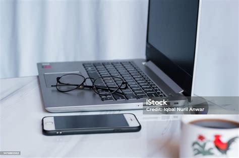 노트북 스마트폰 안경 커피가 있는 업무용 책상의 측면 모습 라이프 스타일과 기술 0명에 대한 스톡 사진 및 기타 이미지 0명