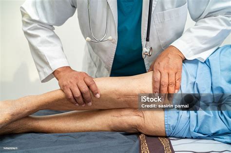 아시아 노인 여성 환자는 요양 병원 병동의 침대에서 그녀의 흉터 수술 총 무릎 관절 교체 봉합사 상처 수술 관절 성형술을 보여줍니다 2명에 대한 스톡 사진 및 기타 이미지