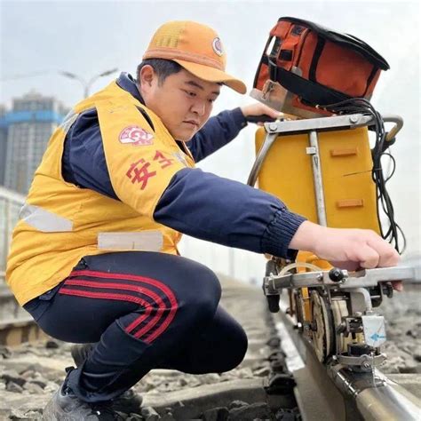 春运故事丨“90后”探伤工，用脚步丈量春运平安路蒋礼钢轨作业