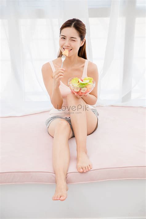 집에서 과일을 먹는 아름다운 여인 사진 무료 다운로드 Lovepik