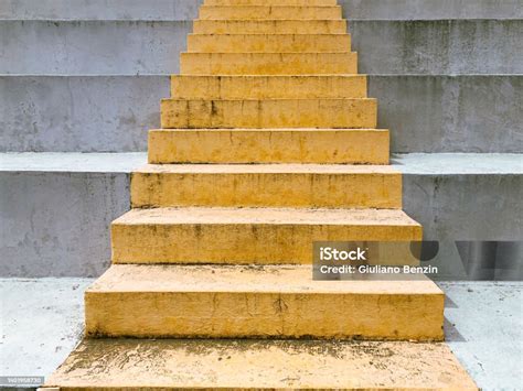 Tangga Beton Tangga Minimalis Berwarna Kuning Dalam Perspektif Tampak