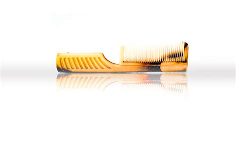 노란색과 갈색 색상의 플라스틱 빗은 반사와 함께 흰색 배경에 격리 개인 장식품에 대한 스톡 사진 및 기타 이미지 개인 장식품 머리 머리 모양 Istock