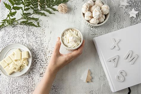 휘핑 크림과 크리스마스 장식 회색 콘크리트 배경으로 핫 초콜릿 컵을 들고 여성 Xmas 시간 음료 개념 스칸디나비아 스타일 모카에 대한 스톡 사진 및 기타 이미지 Istock