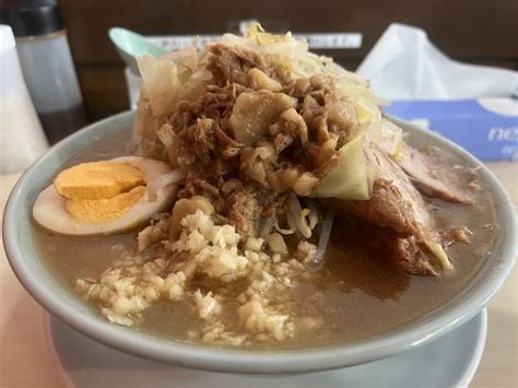 『ラーメン300g ツイッターネギ入りほぐし肉の玉子かけご飯』ラーメン富士丸 平塚店のレビュー ラーメンデータベース