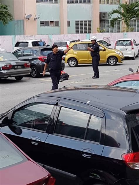 在atm按不到钱 男子挥刀闹银行 警察劝阻反被追刺😱最后被警方开枪射伤倒地 内有影片