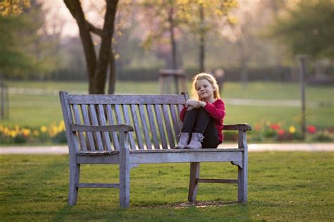 Девочка на лавочке парк весна закат Outdoor Furniture Outdoor Decor Park Bench