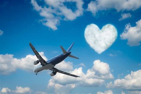 Flugzeug über Den Wolken Und Einem Herzen Premium Foto Gute Reise