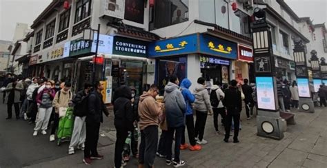 冬酿酒开拷有人昨晚10点就来排队了 腾讯新闻