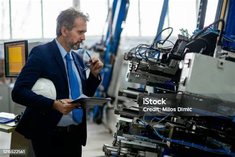 성숙한 엔지니어 품질 검사기 성숙한 남성 엔지니어에서 생산 스톡 사진 경영자에 대한 스톡 사진 및 기타 이미지 경영자 건설