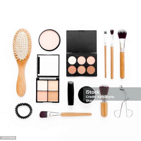 전문 장식 화장품 흰색 배경에 메이크업 도구 플랫 구성 아름다움 패션 플랫 레이 상단 보기 경관에 대한 스톡 사진 및 기타 이미지 Istock