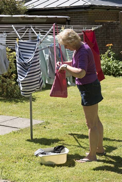 Donna Che Prende I Pioli Da Una Borsa Del Piolo Al Lavaggio Di Caduta