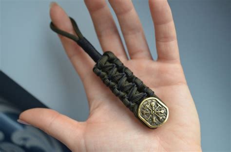 Темляк брелок из паракорда с Вегвизиром рунический компасом бронза плетение с оплеткой фото