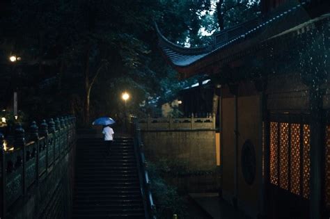 古寺风烟又一秋山间苍翠月光流