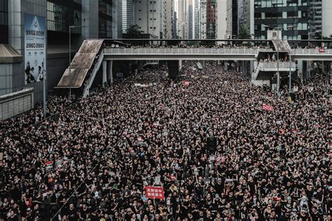 3월 거리 거리 시위 검은 옷 결단 결속 고층 건물 공개시연 군중 그룹 눈에 보이는 표지판 다양한 군중 대규모 시위 대규모 투표 대중의 항의 데모