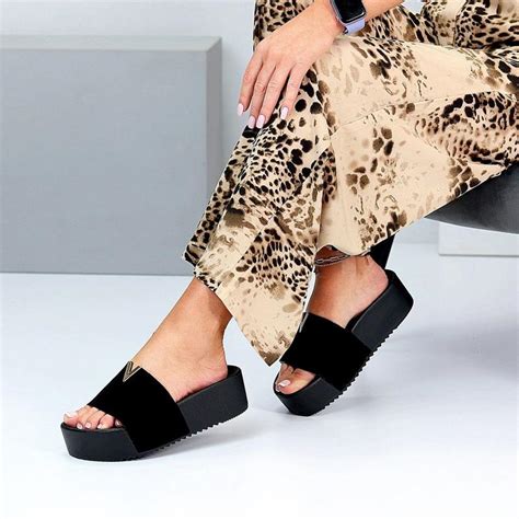 Sale повсякденні чорні жіночі шльопанці на платформі танкетці літні еко замша літо — ціна 740