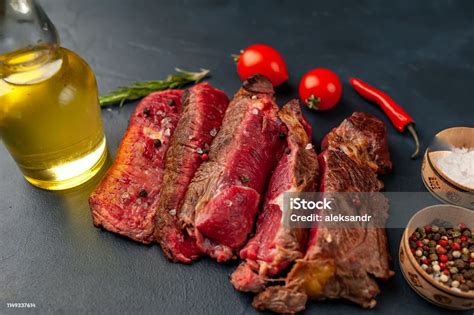 돌 배경에 허브와 향신료를 곁들인 그릴 립 아이 비프 스테이크 고기에 대한 스톡 사진 및 기타 이미지 고기 구이 굽기 Istock