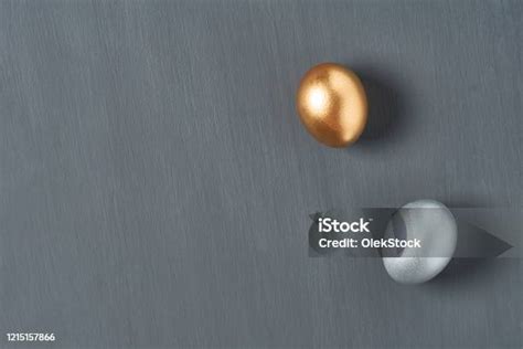 어두운 콘크리트 배경에 황금과 은색 계란 부활절의 개념 귀중한 아이디어 성공적인 비즈니스 투자 또는 고급 아침 식사 공간을